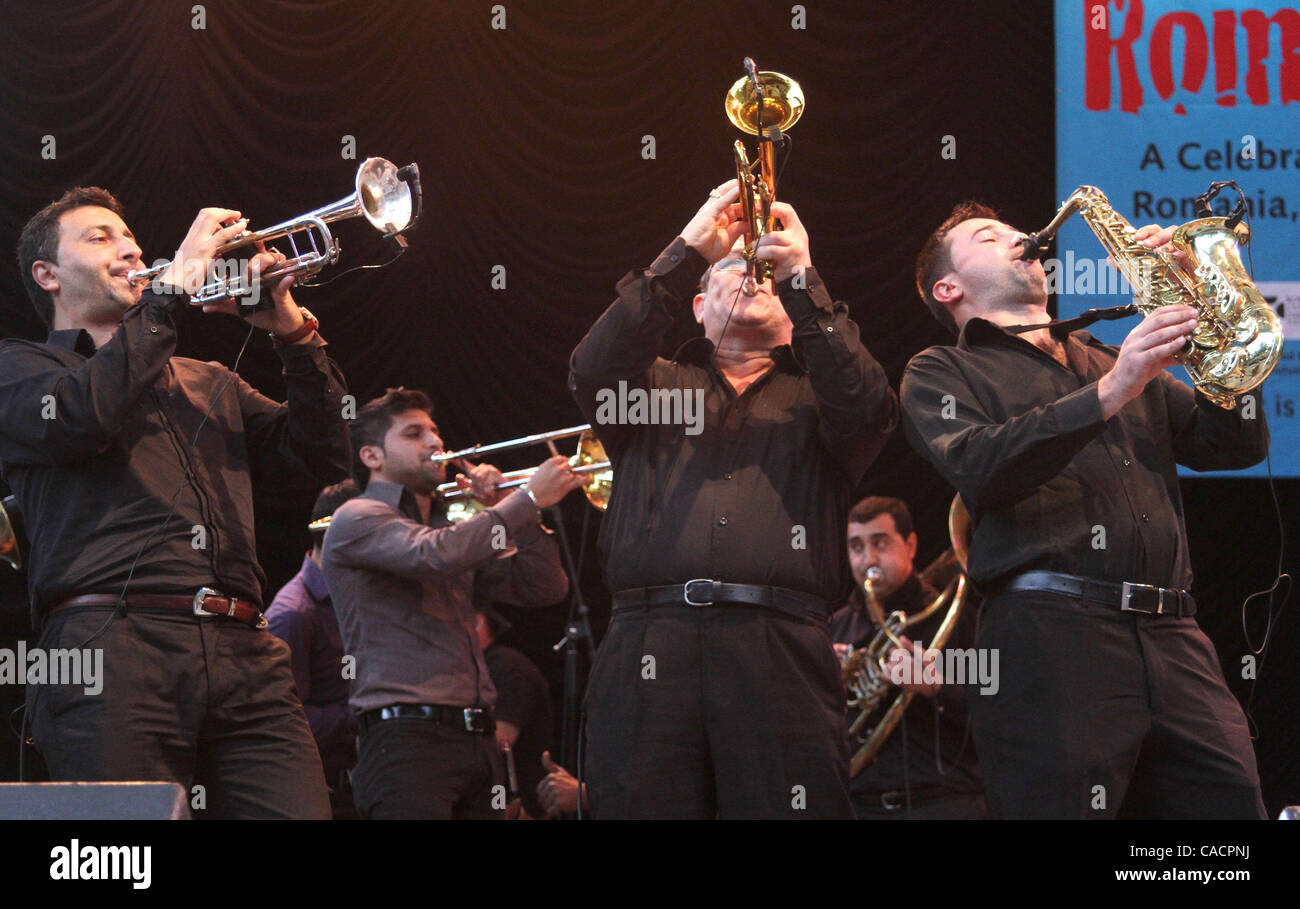 Romanian gypsy band -Fotos und -Bildmaterial in hoher Auflösung – Alamy