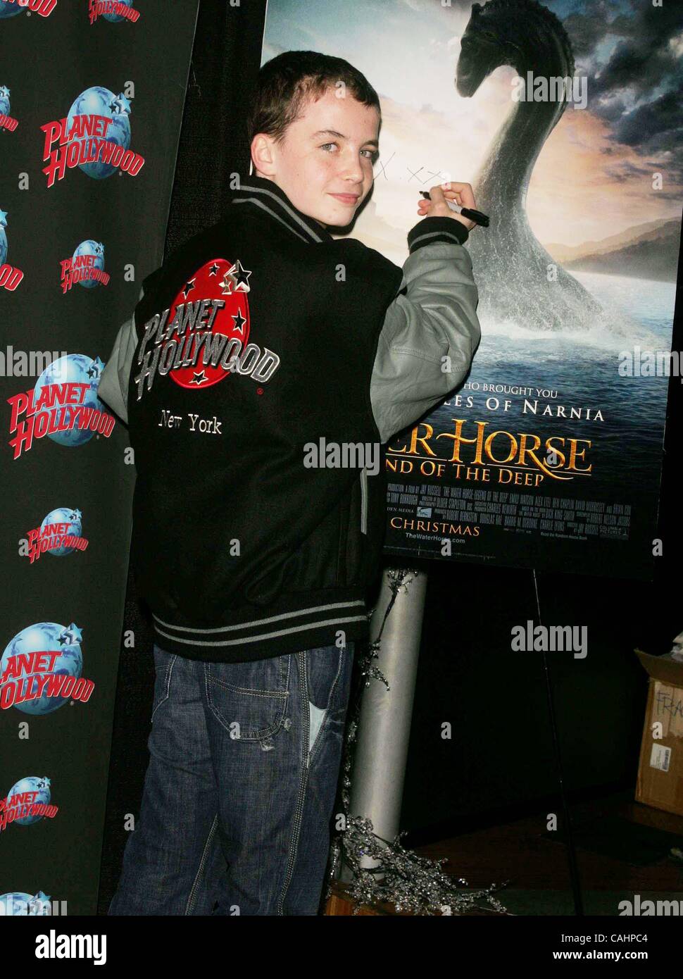 12. Dezember 2007 - New York, New York, USA - ALEX ETEL spendet ...