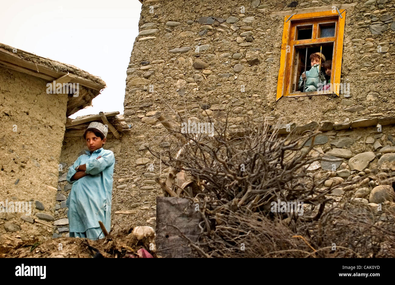 Afghanische kinder beobachten soldaten -Fotos und -Bildmaterial in ...