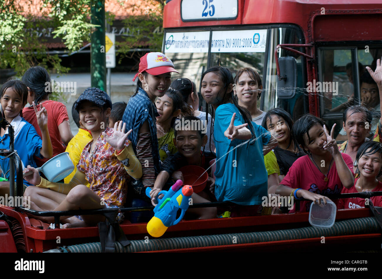 Thai Kinder genießen das Wasser Festival an der Sukhumvit Road, Bangkok ...