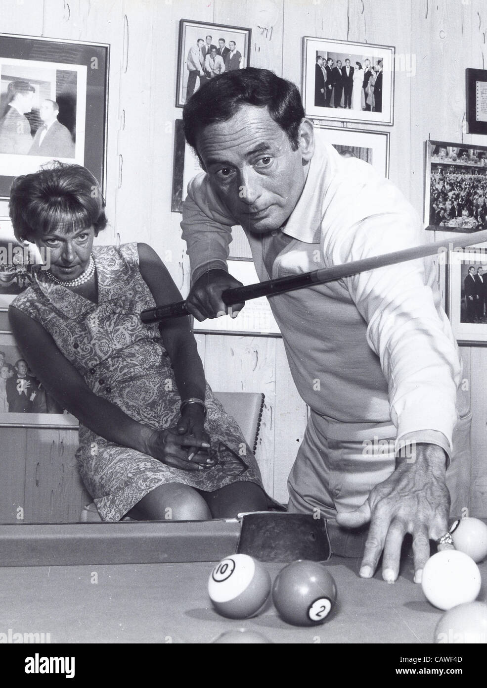 JOEY BISHOP mit seiner Frau Sylvia Ruzga.Supplied von Fotos inc ...