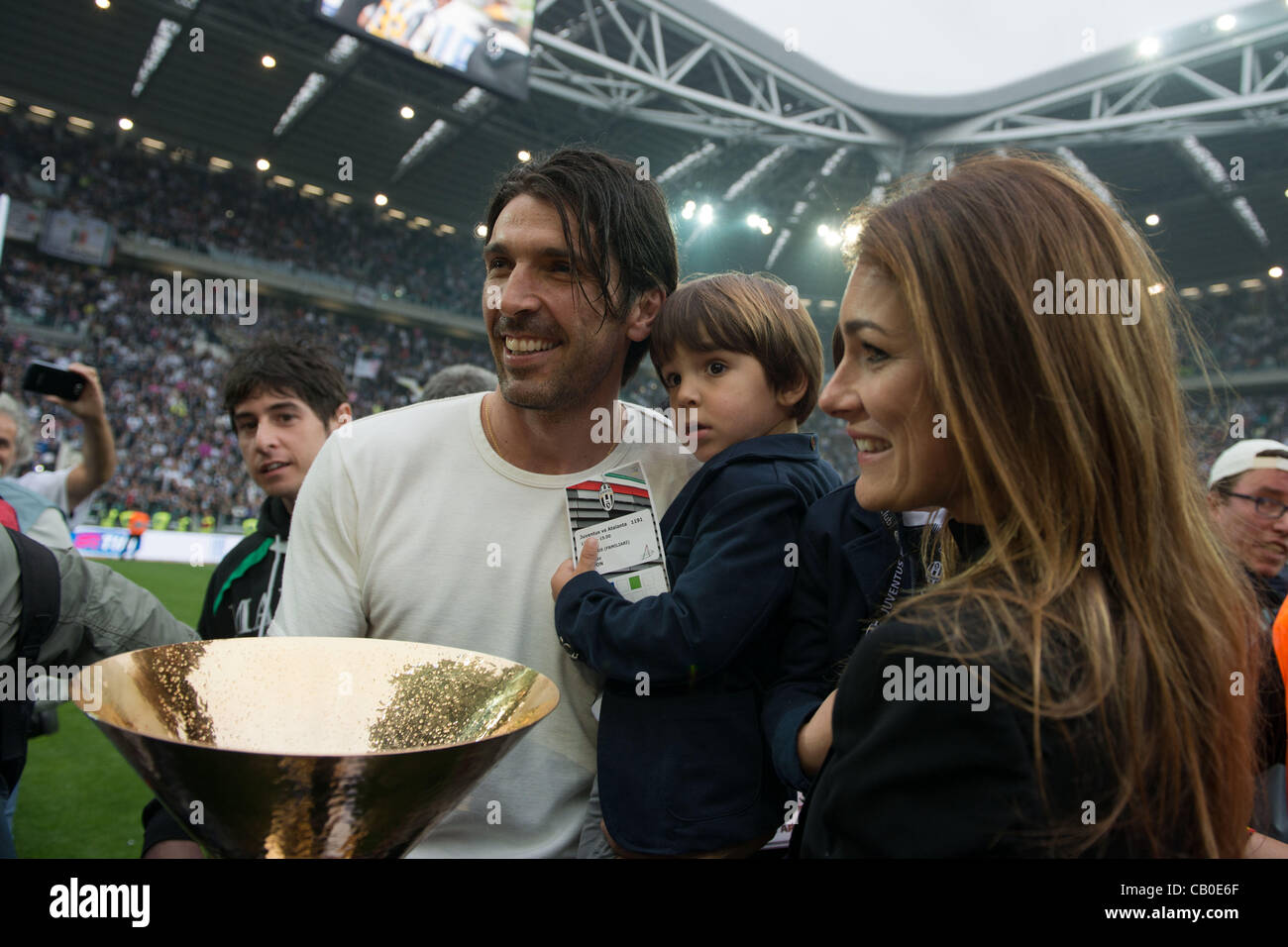 Gianluigi buffon and alena seredova -Fotos und -Bildmaterial in hoher ...