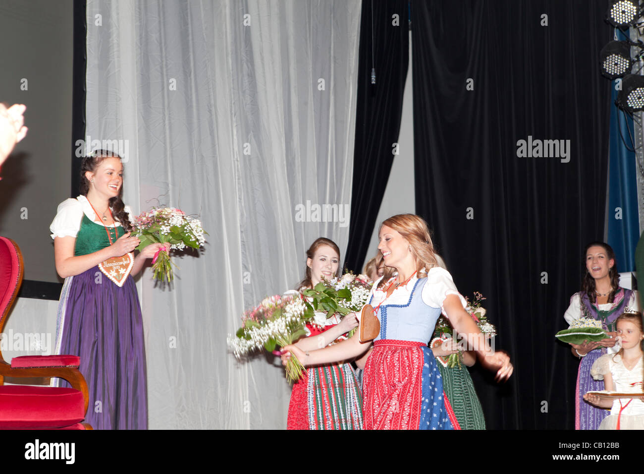 Anna-Lena Stocker (im Vordergrund) erfährt, dass sie die Narzissen ...