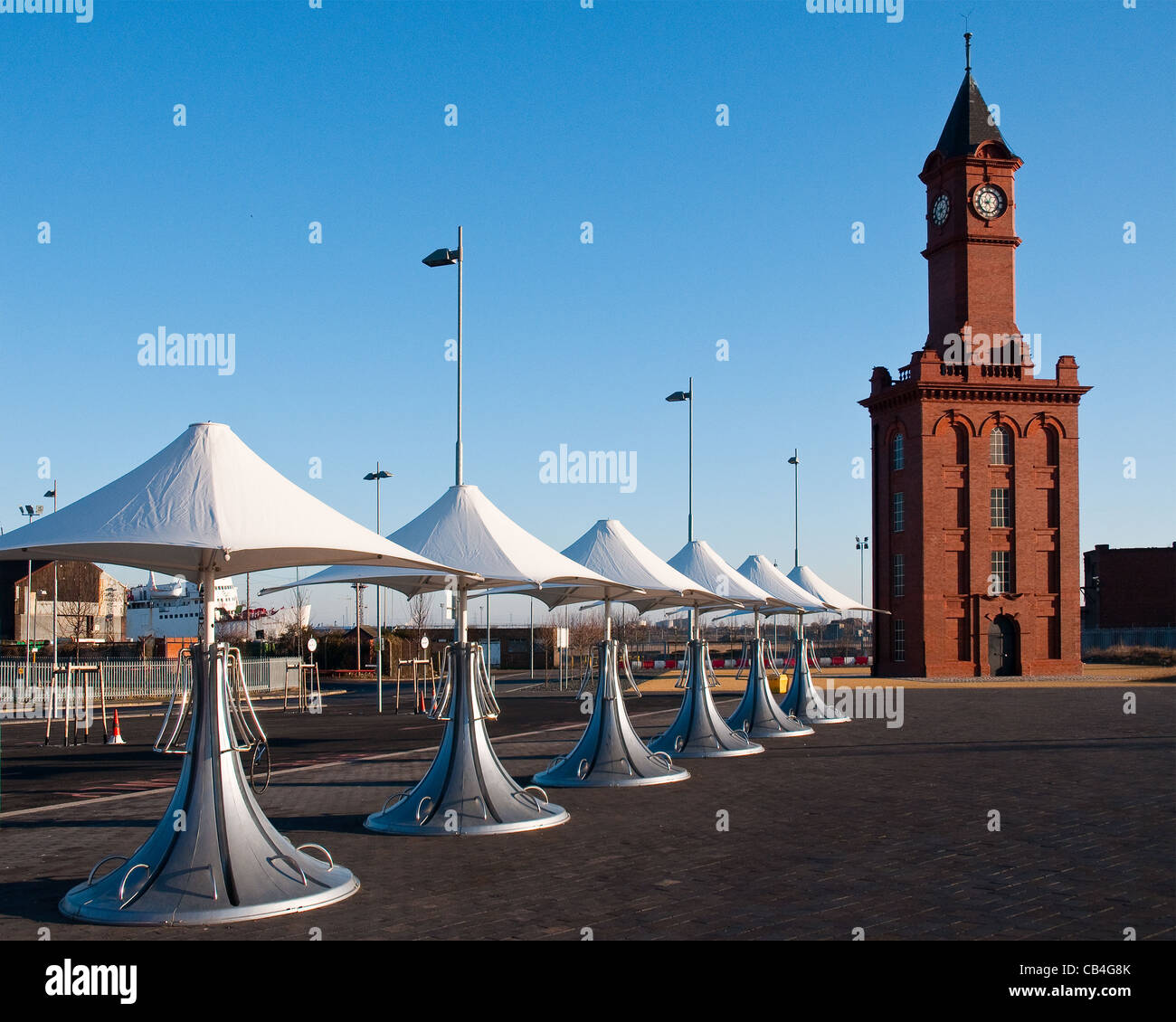 Dock Clock Tower und Middlesbrough College Zyklus racks Stockfotografie ...