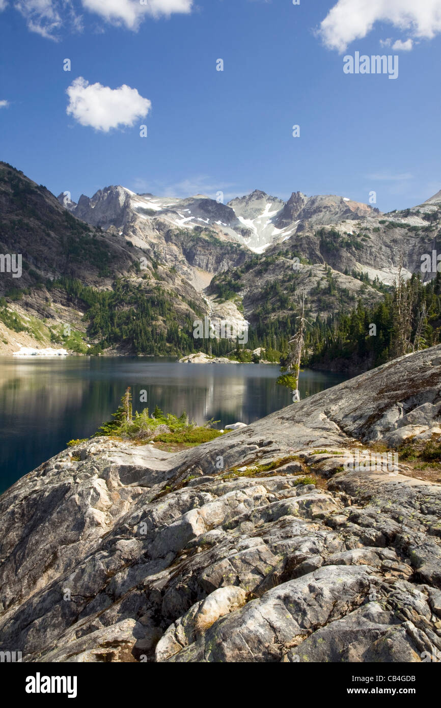 WASHINGTON - Mount Daniel erhebt sich über Spaten-See in der alpinen ...