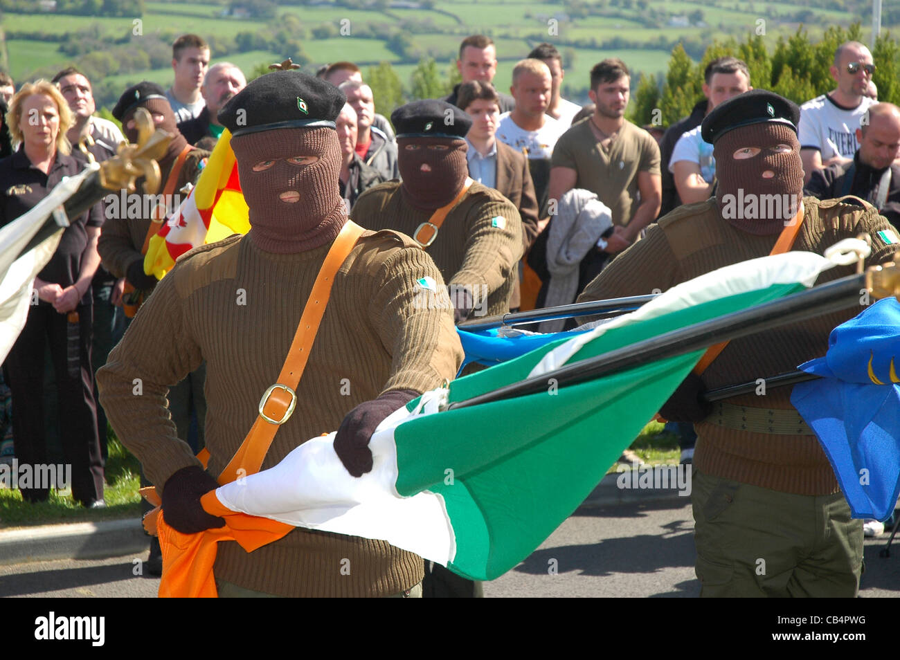 Ira uniform paramilitary paramilitaries -Fotos und -Bildmaterial in ...