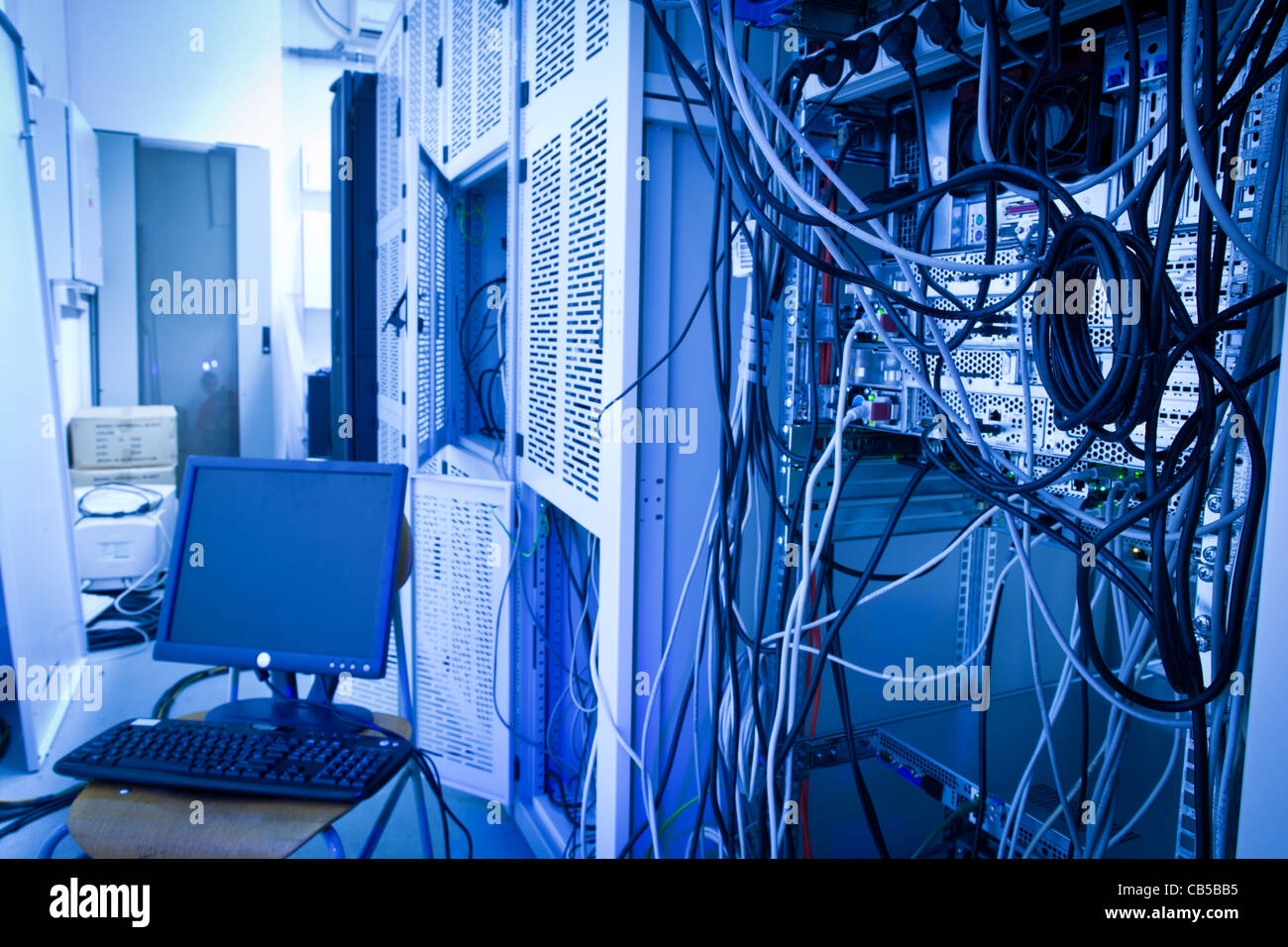 Server-Rack-Cluster in einem Rechenzentrum (flachen DOF; getönten ...