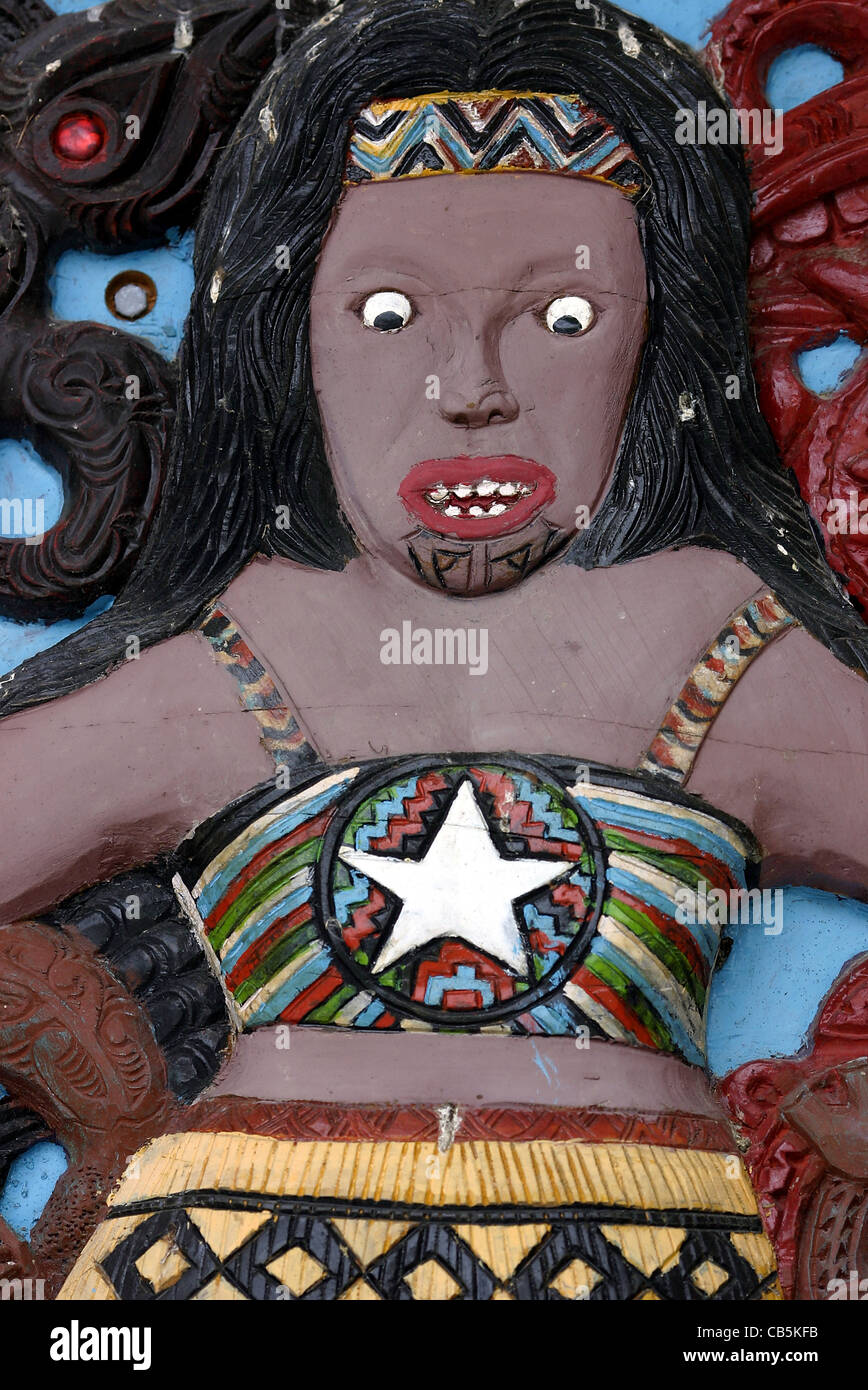 Detail der Maori Carving am Eingang zum Gemeindehaus Taane Nuia Rangi ...