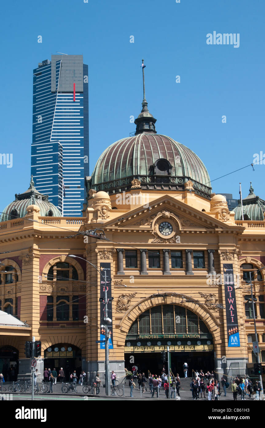 Flinders street mit eureka tower und flinders street station -Fotos und ...