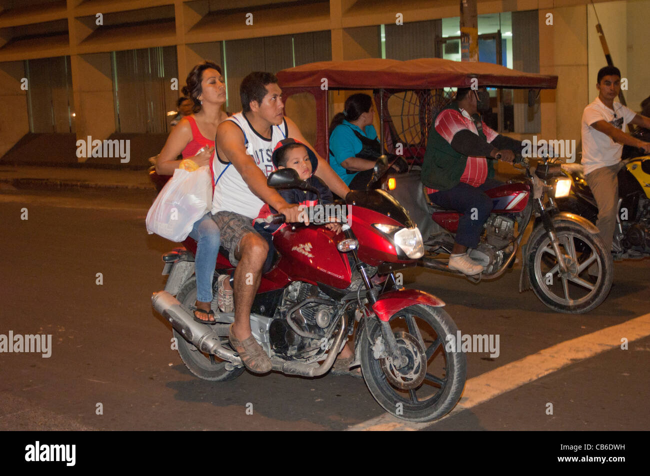 Motorrad und Motor-Rikscha-Taxi in Iquitos drei Personen, Loreto Amazon ...