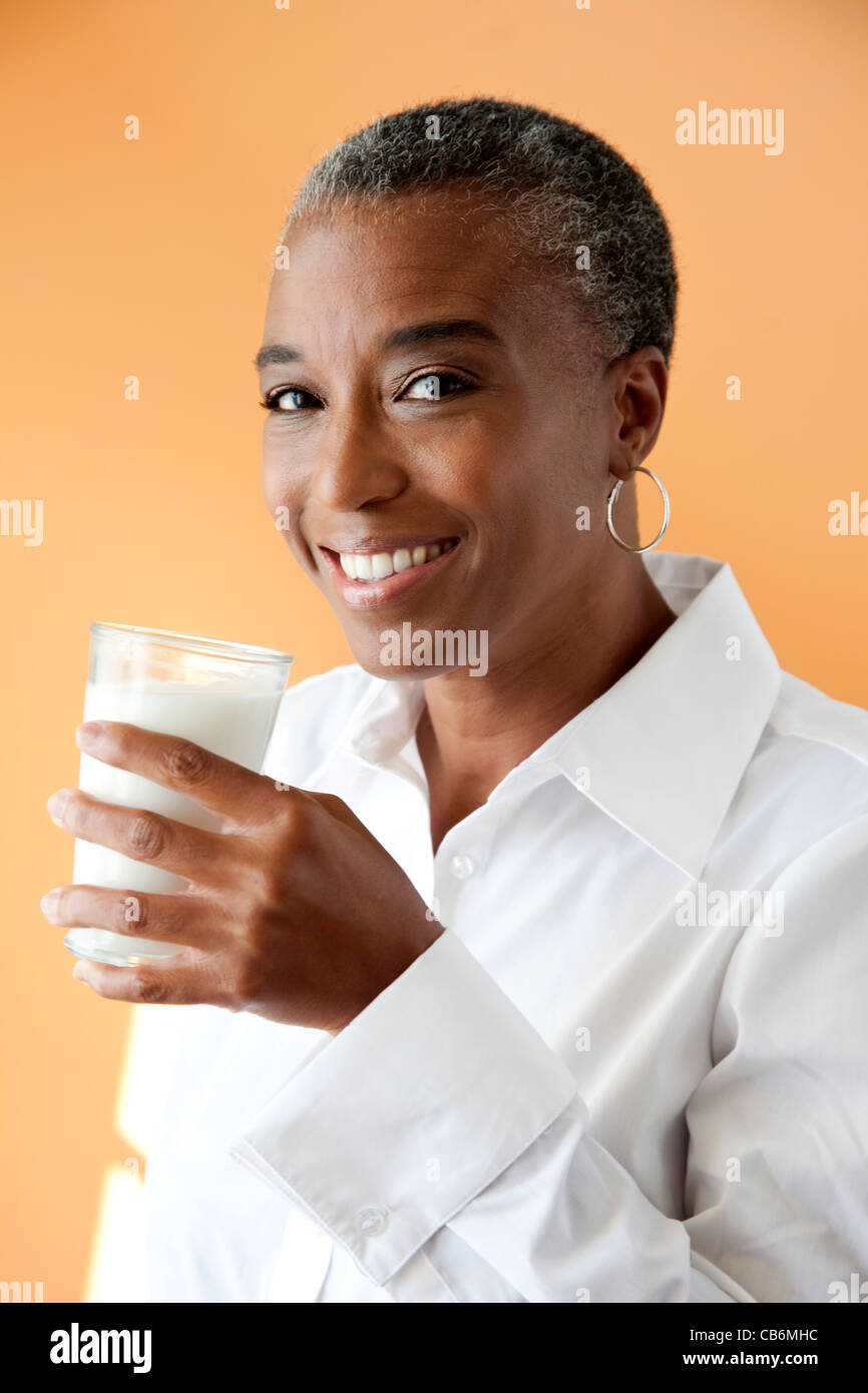 Milch zu trinken -Fotos und -Bildmaterial in hoher Auflösung – Alamy