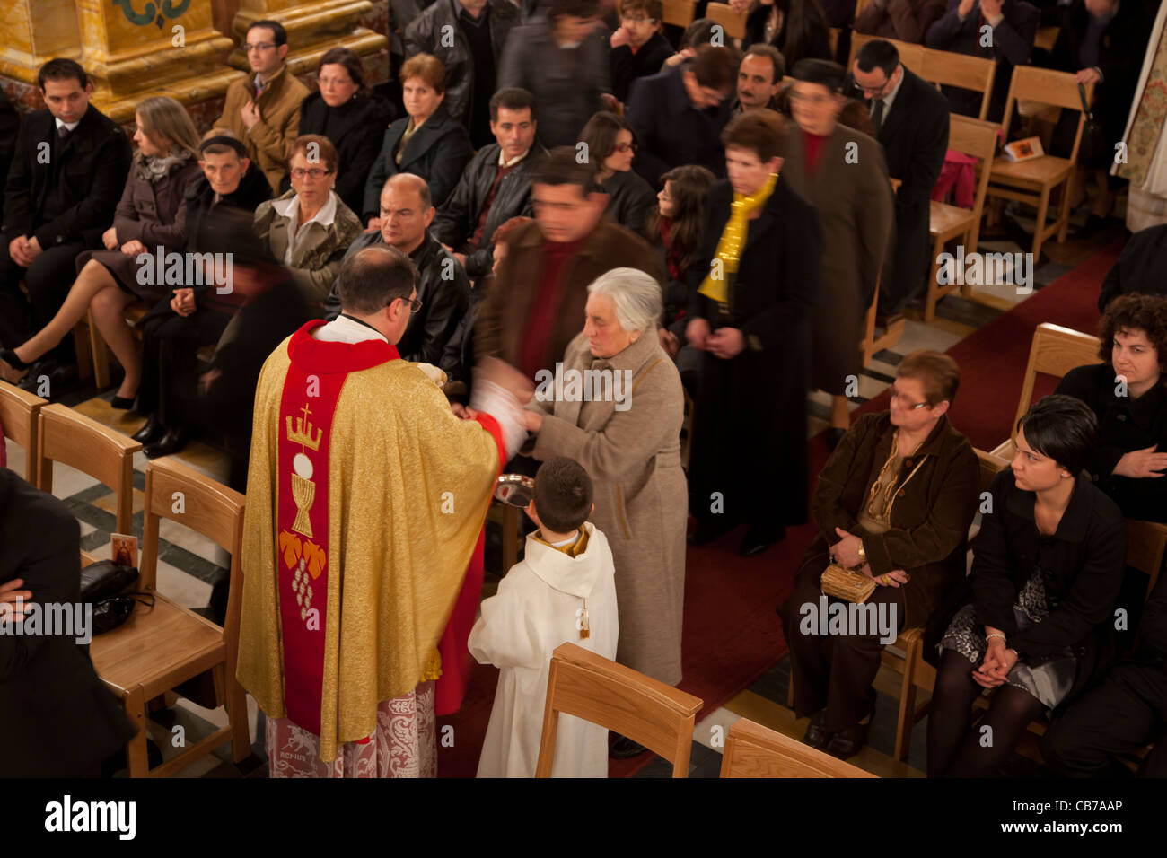 Holy communion catholic mass -Fotos und -Bildmaterial in hoher ...