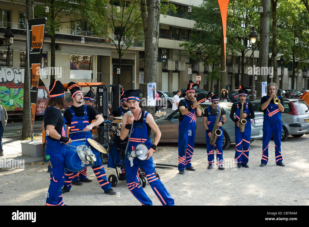Paris street band -Fotos und -Bildmaterial in hoher Auflösung – Alamy