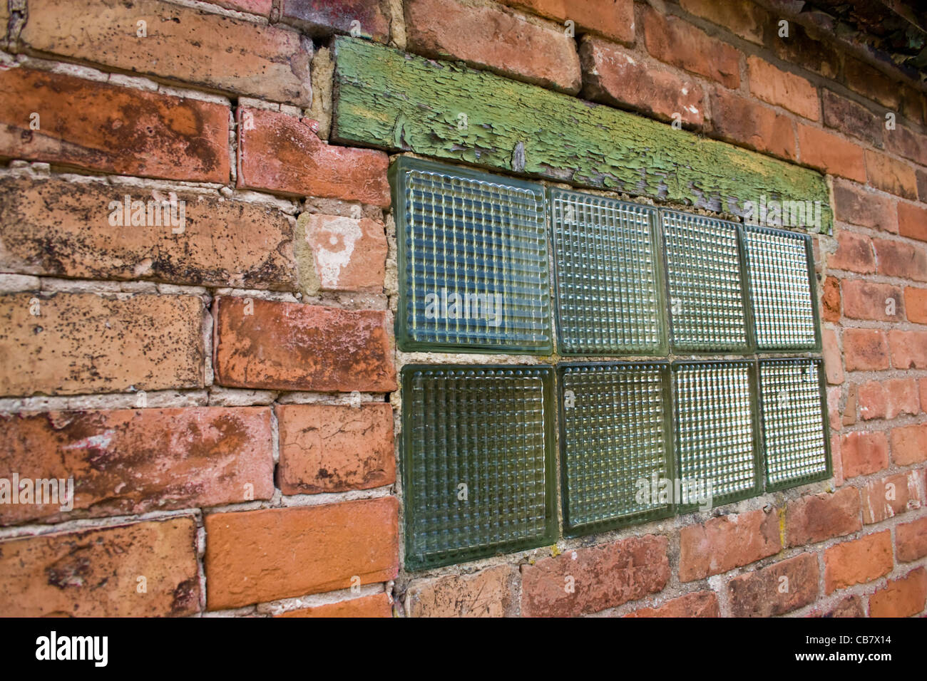 Eine alte Mauer mit Glas-Block-Fenster und Holz-lintol Stockfotografie ...