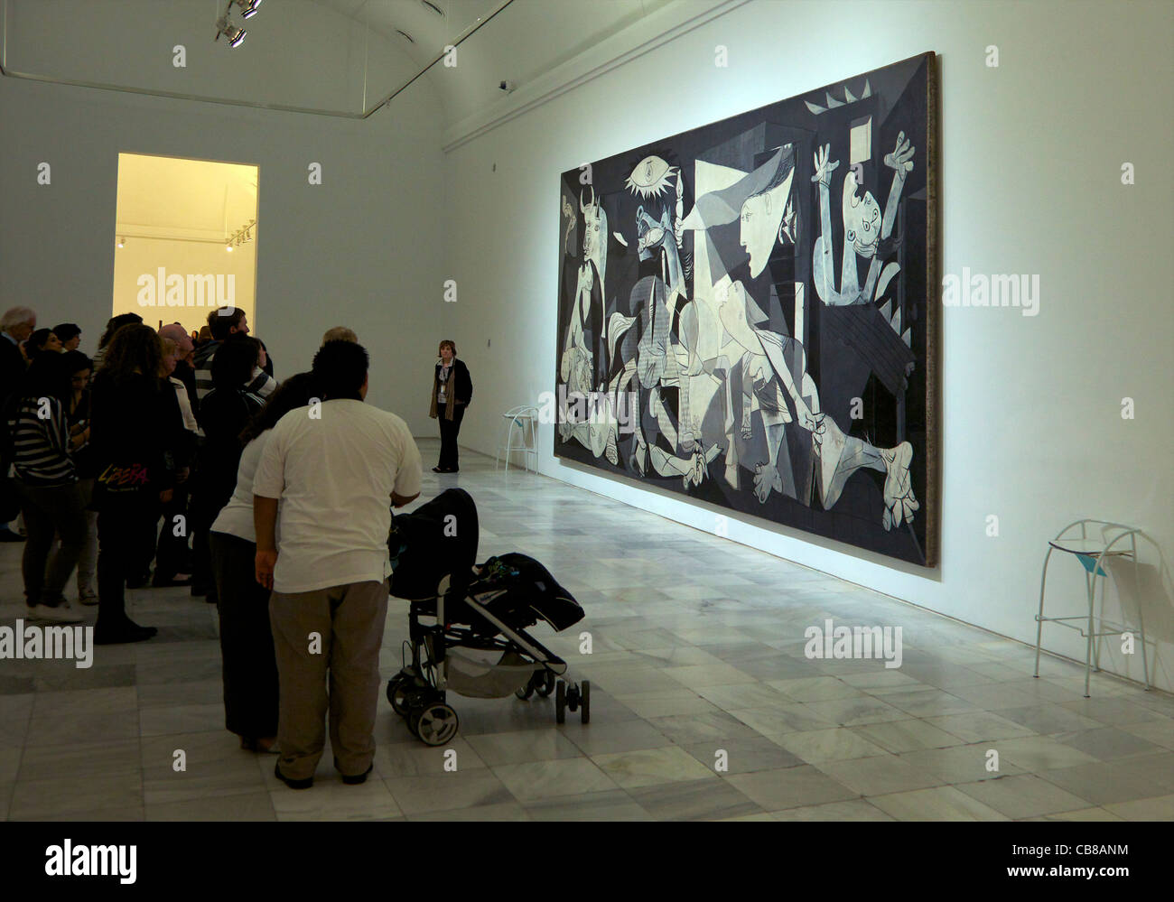 Besucher bewundern Guernica, Pablo Picasso 1937 Museo Nacional Centro de Arte Reina Sofía Reina ...