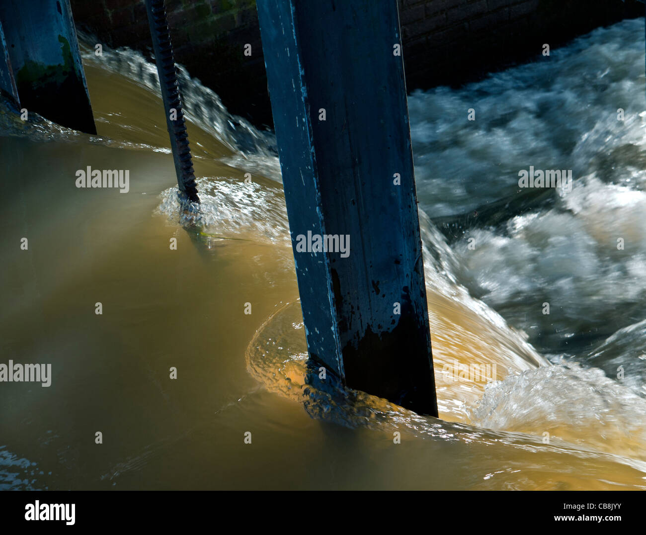 Fließende WASSER WEHR Fluss in der Flut nach den jüngsten heftigen ...