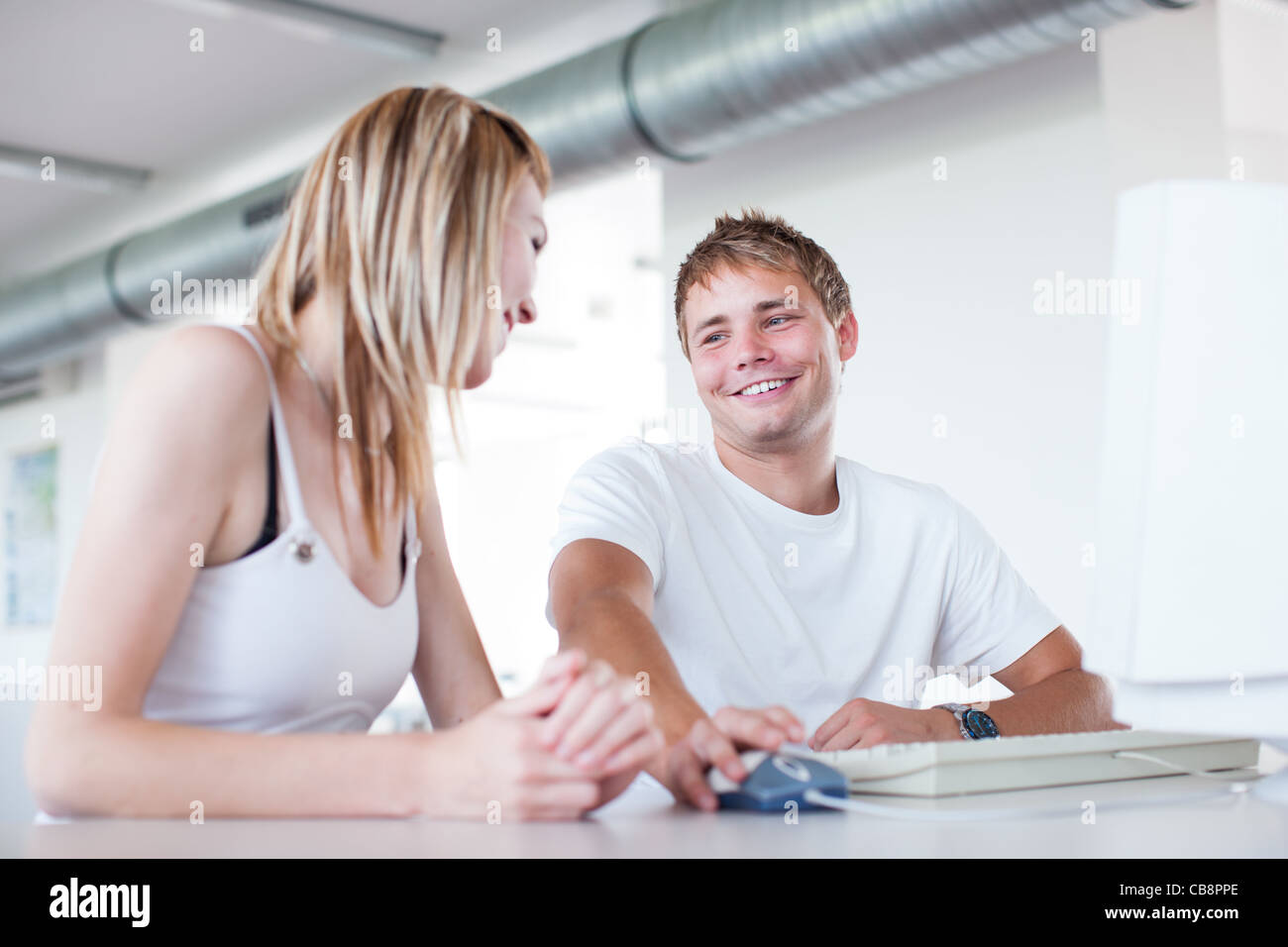 zwei College-Studenten Spaß Studium zusammen mit einem Laptopcomputer ...
