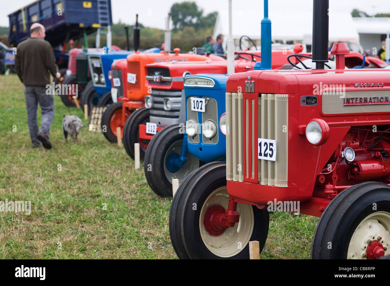 Traktoren anzeigen -Fotos und -Bildmaterial in hoher Auflösung – Alamy