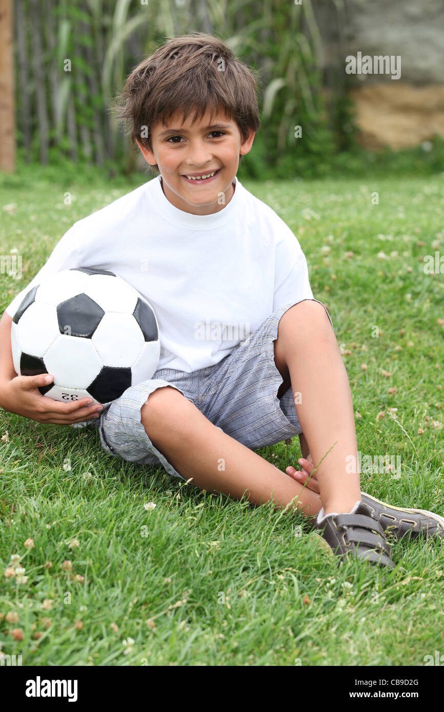 Junge jagt einen ball -Fotos und -Bildmaterial in hoher Auflösung – Alamy
