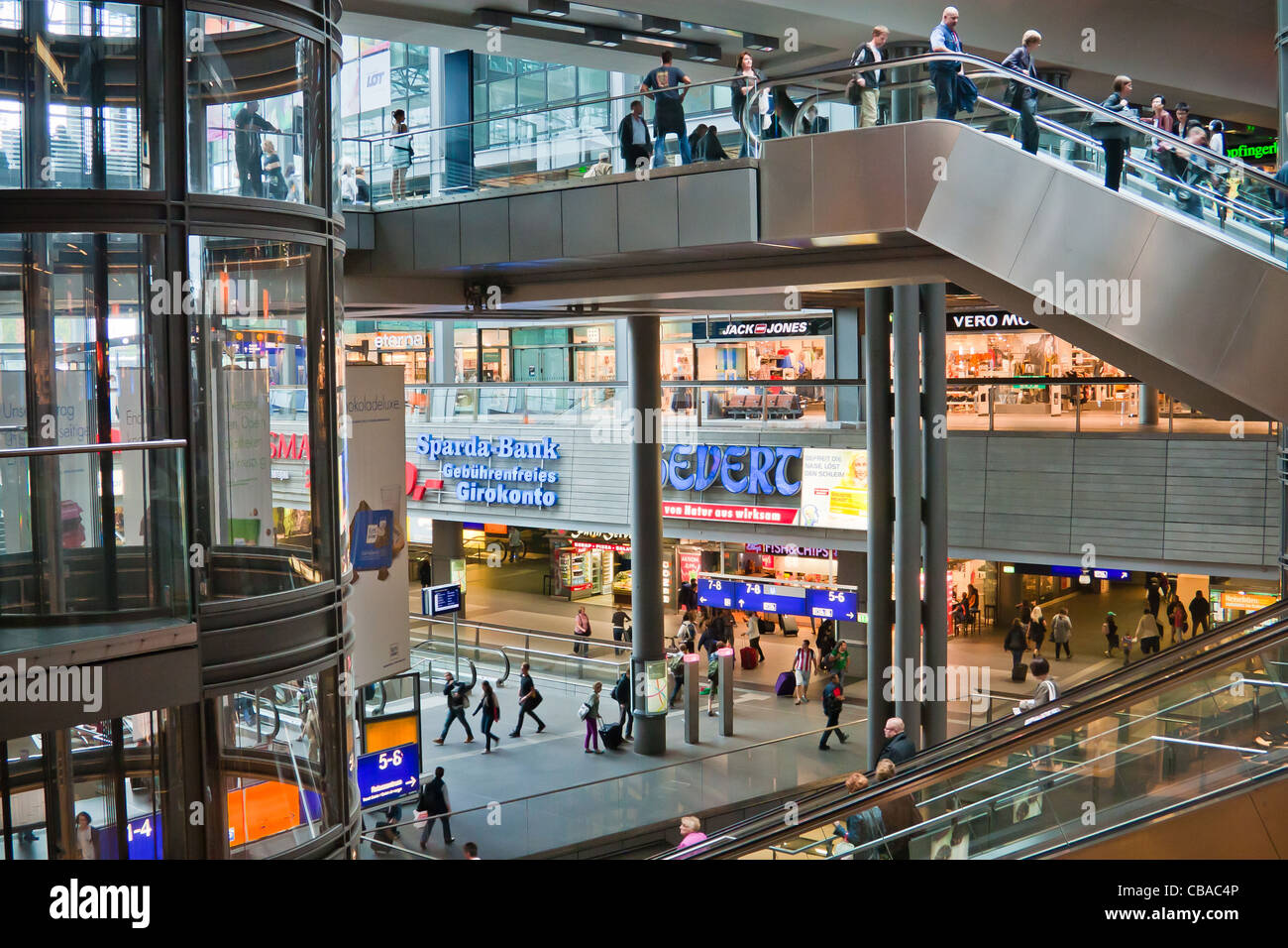 Berlin hauptbahnhof innenraum -Fotos und -Bildmaterial in hoher ...