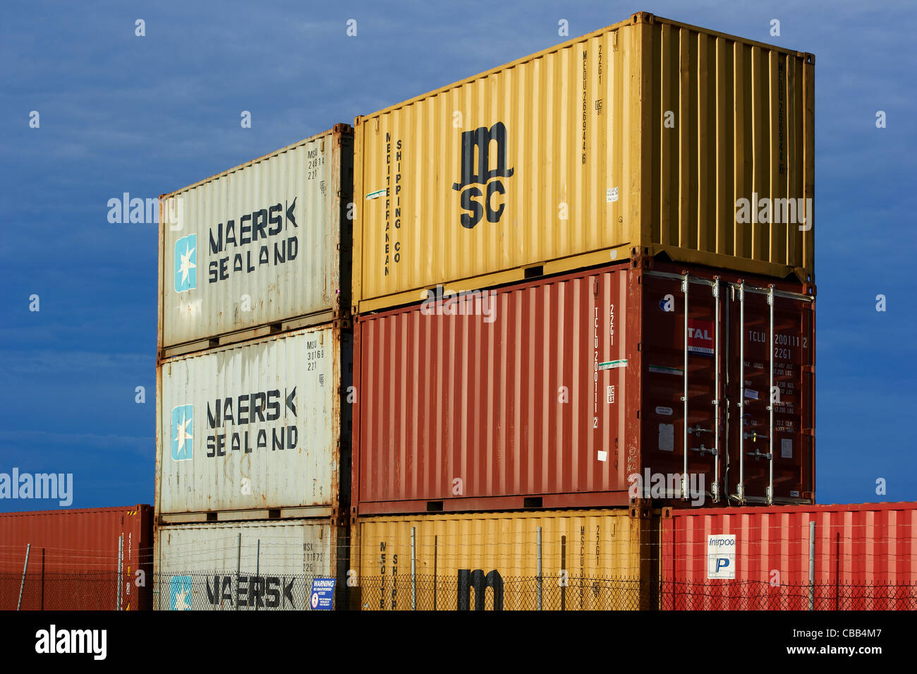 Containers stacked wharf -Fotos und -Bildmaterial in hoher Auflösung ...