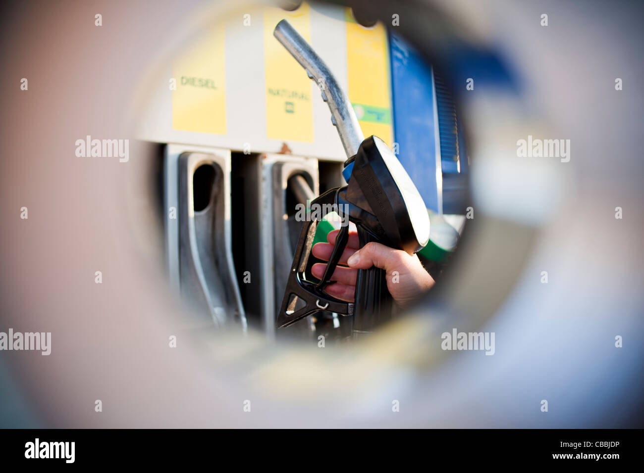 Ein Blick vom Auto Tank, ein Kraftstoff-Pistole Portion Benzin auf Gas ...