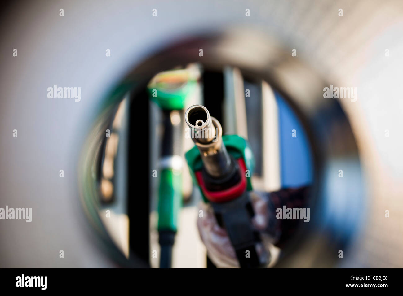 Ein Blick vom Auto Tank, ein Kraftstoff-Pistole Portion Benzin auf Gas ...