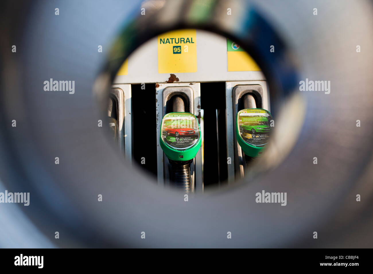 Ein Blick vom Auto Tank, ein Kraftstoff-Pistole Portion Benzin auf Gas ...
