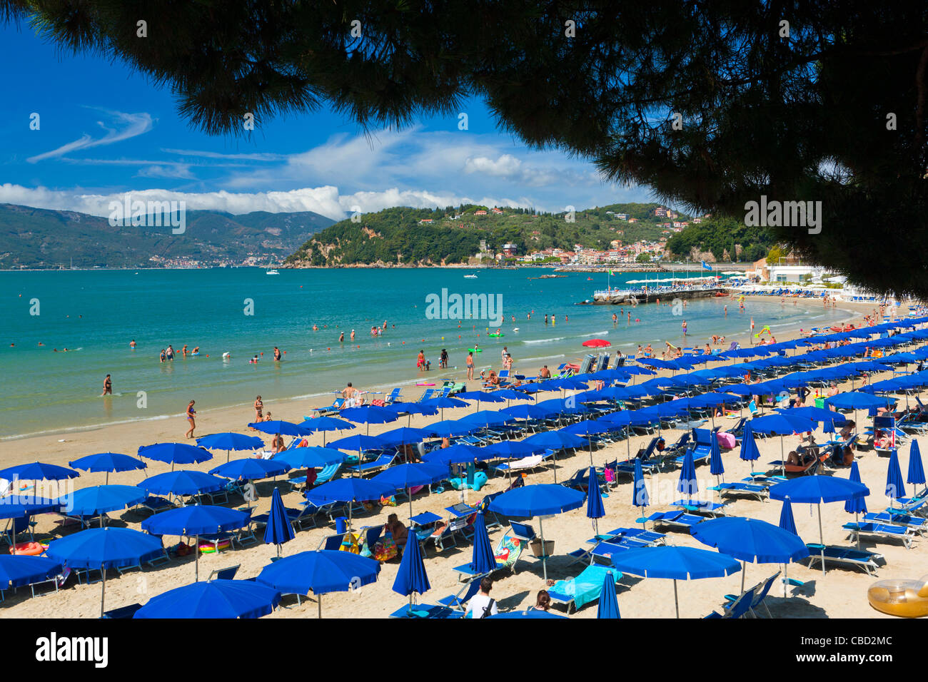 Touristen auf dem Strand, Lerici, Provinz La Spezia, Ligurien, Italien ...