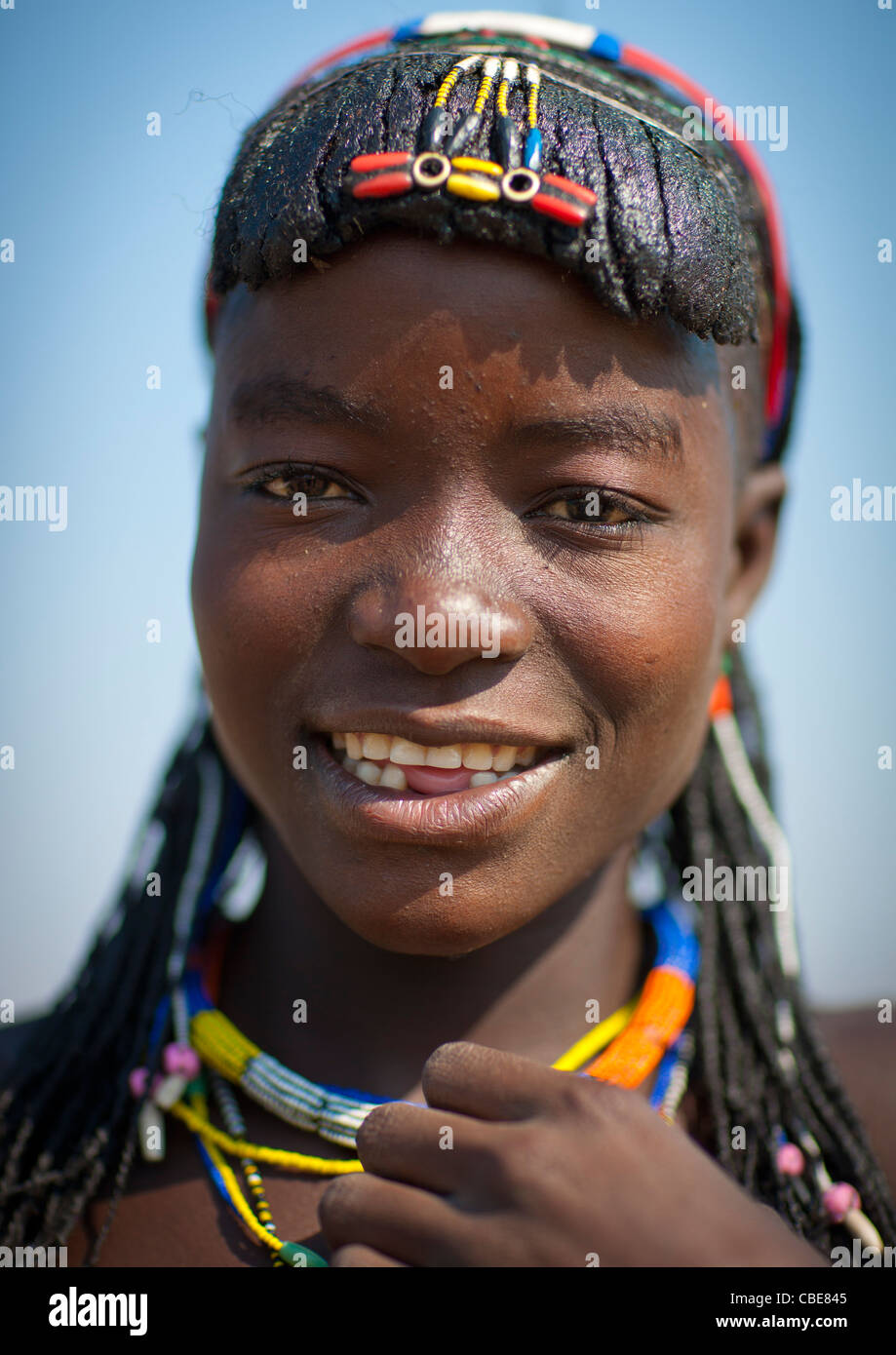 Mucawana Mädchen mit dem Namen Fernanda mit den unteren Zähnen Knocked ...