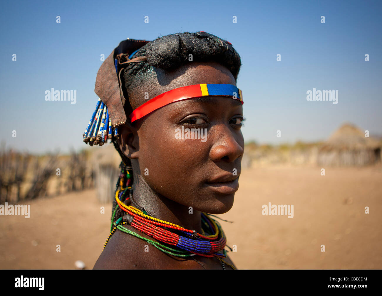 Mucawana mit Ornament auf der Stirn, Dorf von Soba, Angola ...