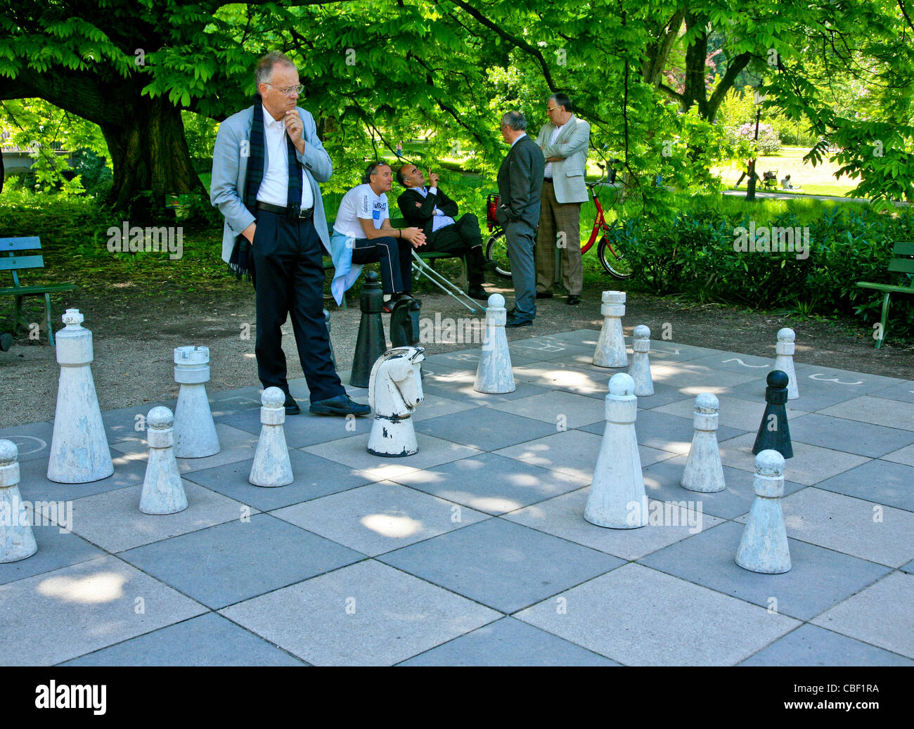 Outdoor-Schach-Spiel in einem Park in der Casino and Spa Health Resort ...