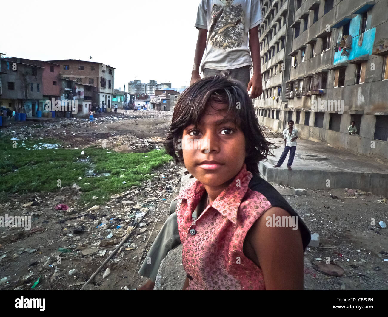 BOMBAY Mumbai betrachten d'Indien, Dharavi Slum Boy Stockfotografie - Alamy