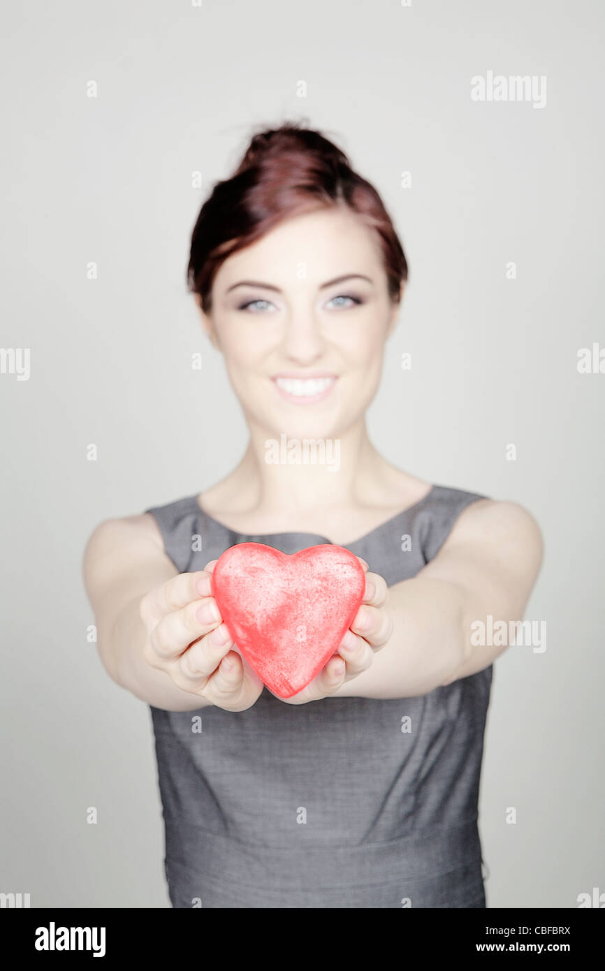 Frau mit einer Liebe herzförmigen Symbol Tp geben Ihnen Stockfotografie - Alamy