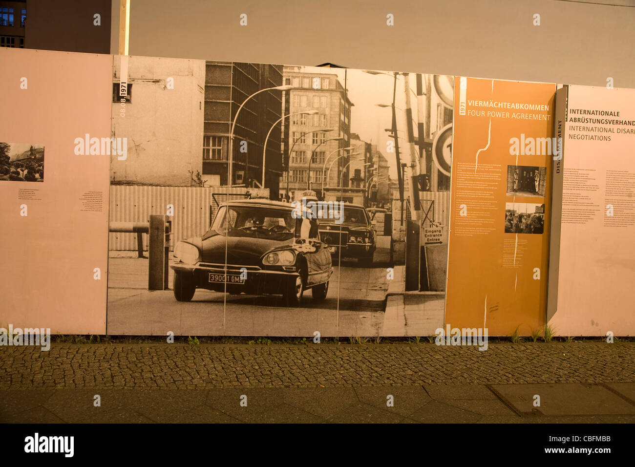 Ddr kontrollpunkt charlie -Fotos und -Bildmaterial in hoher Auflösung ...