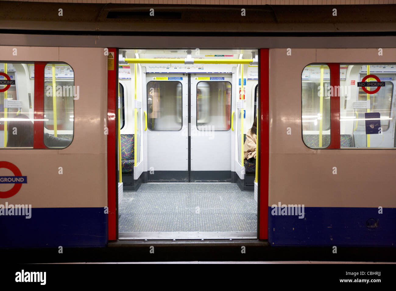 offene Türen der u-Bahn am Bahnhof London underground England ...