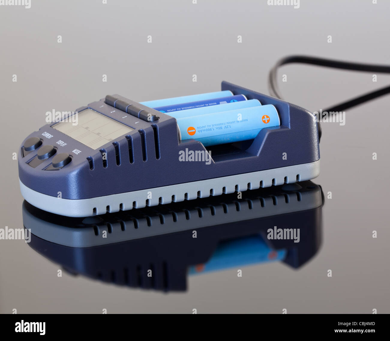 Größe AA NiMH-Akku-Ladegerät mit vier Batteriezellen Stockfotografie ...