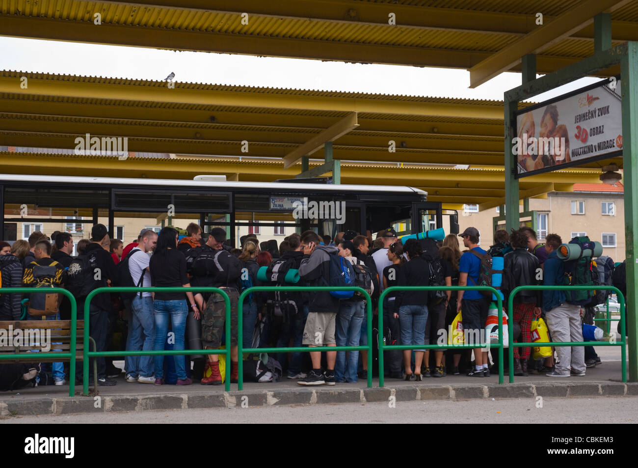 Long Queue Bus Stockfotos und -bilder Kaufen - Alamy