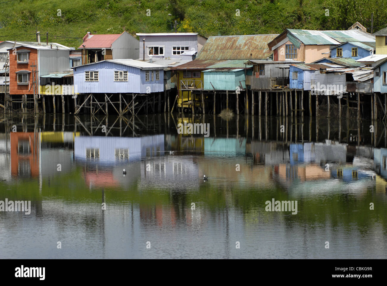 Palafitos (Haus auf Stelzen gebaut) am Castro, Chiloé Insel, Lake ...