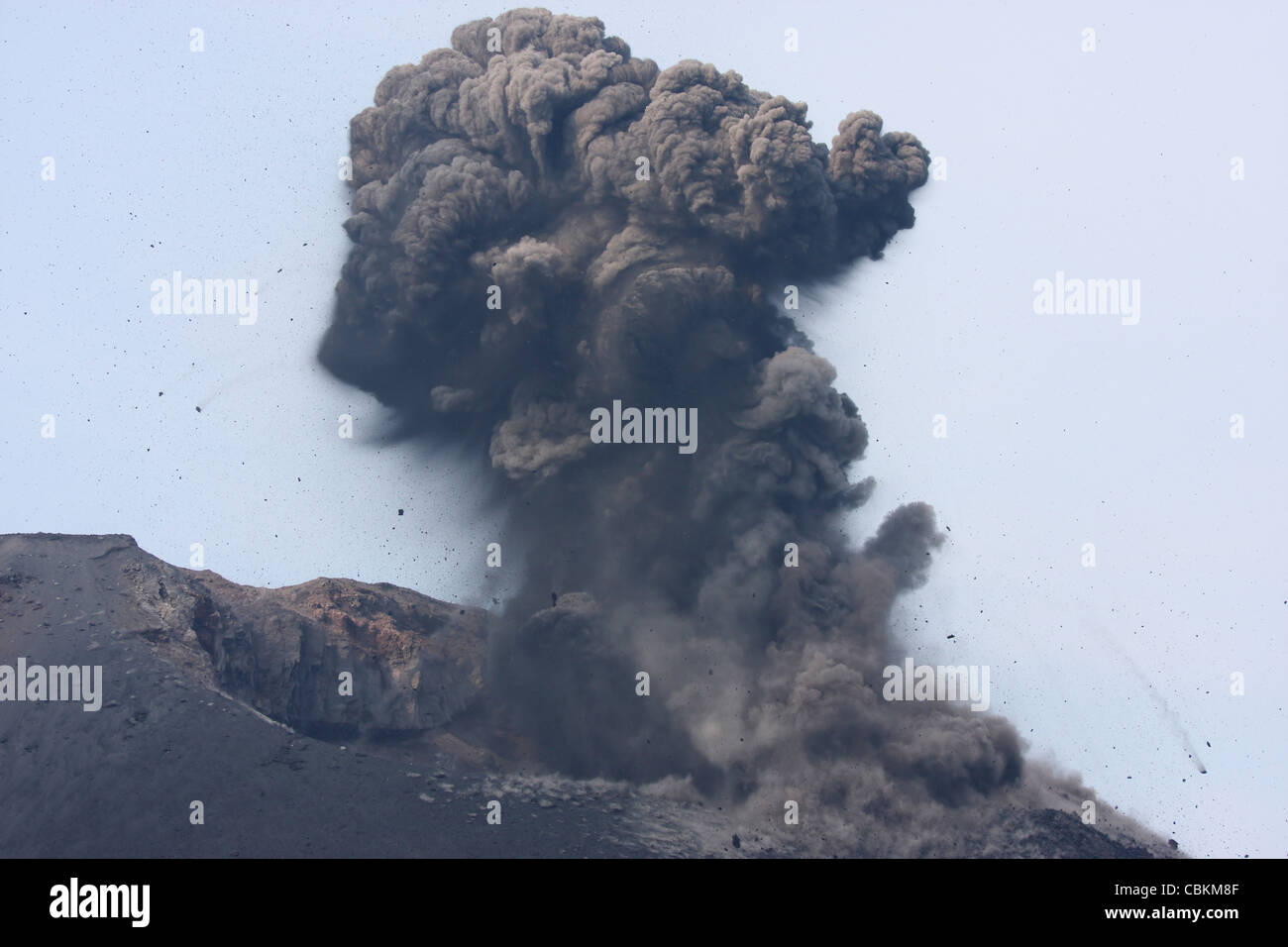 Vulcanian eruption -Fotos und -Bildmaterial in hoher Auflösung – Alamy