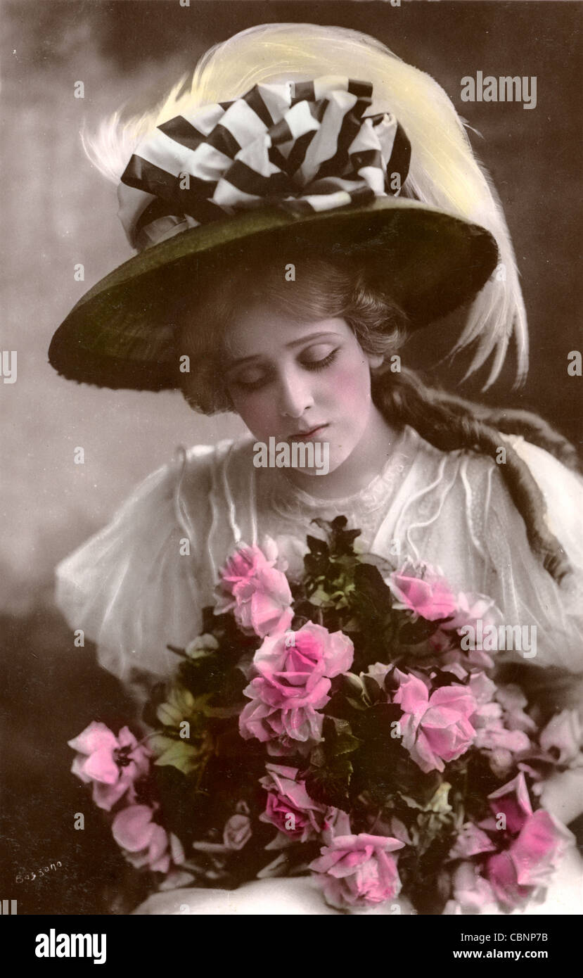 Frau mit roter feder -Fotos und -Bildmaterial in hoher Auflösung – Alamy