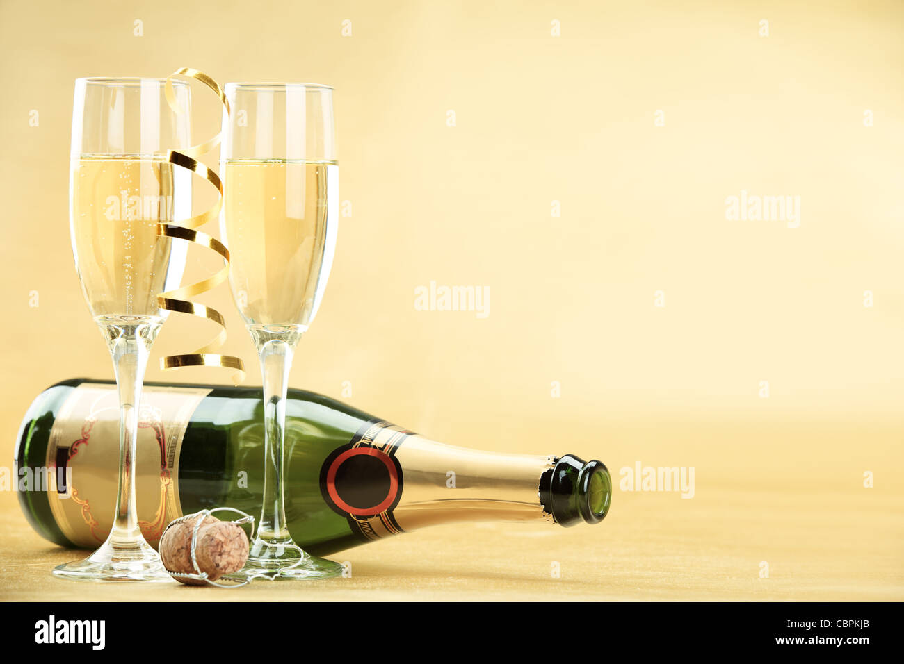 Prost Zwei Champagnergläser Nahaufnahme Stockfotos und -bilder Kaufen ...