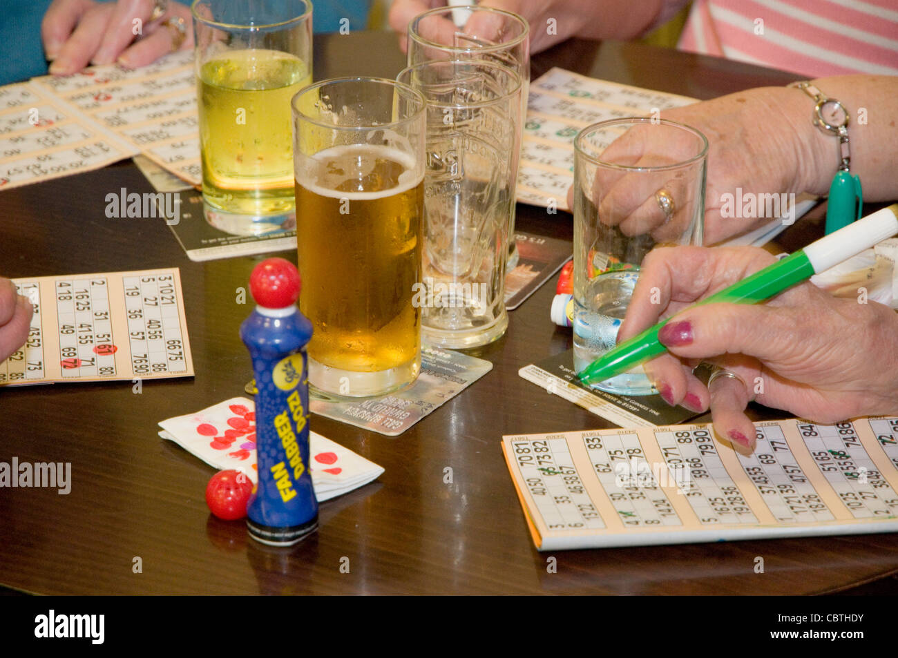 Menschen spielen Bingo in einem Online-club Stockfotografie - Alamy