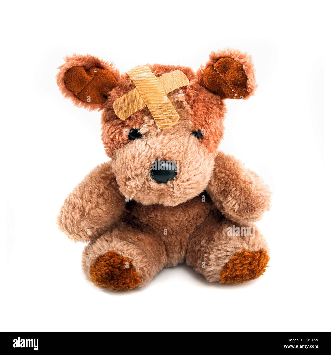 Netter kleiner Teddy Bär mit Gips auf dem Kopf auf einem weißen ...
