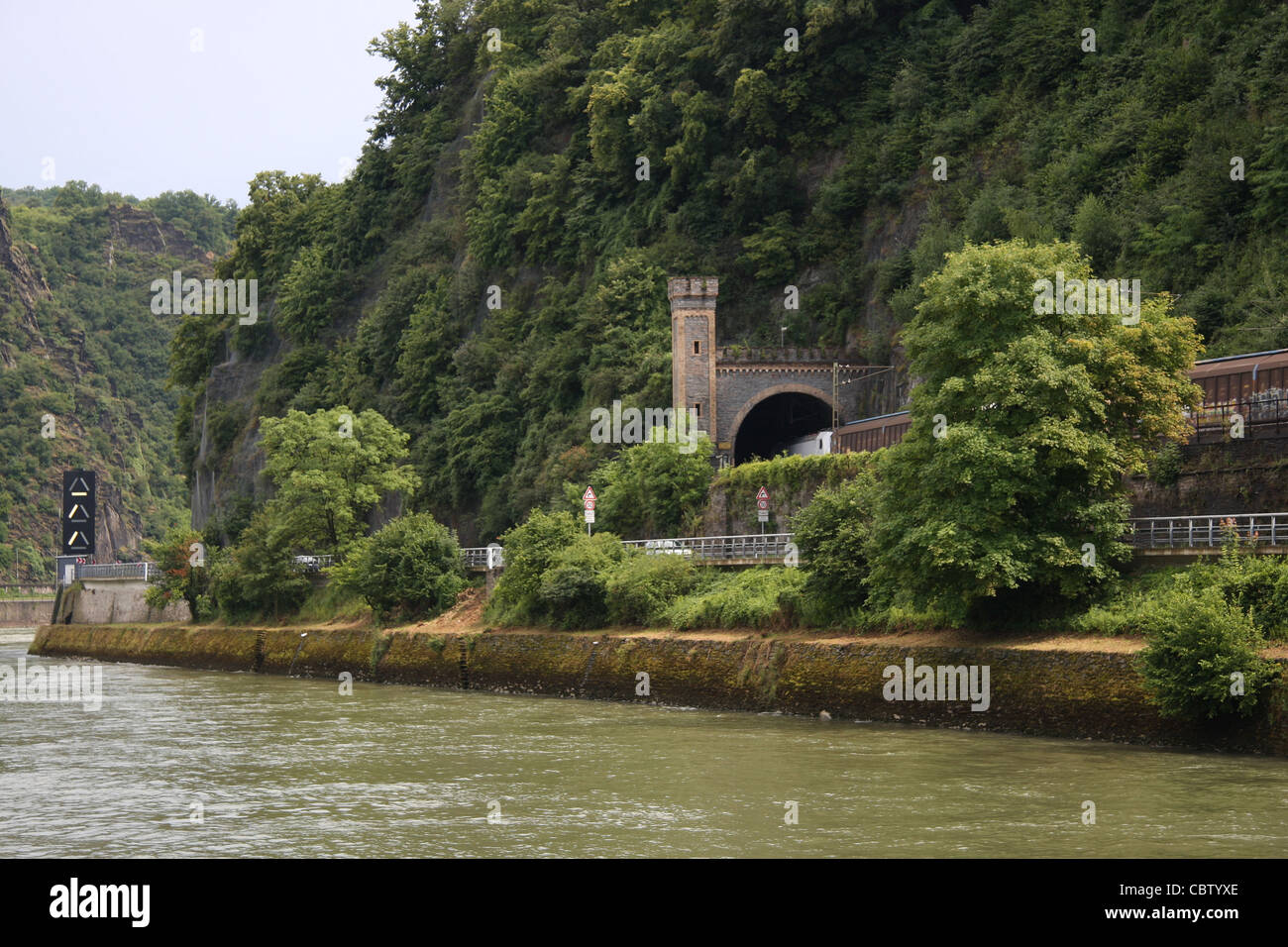 Bahn-Tunnel und Rhein Ampel an der Loreley, Deutschland Stockfotografie ...