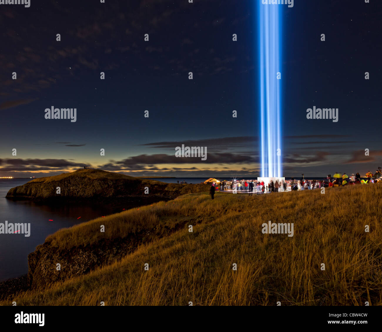 Menschen mit dem vorstellen der Peace Tower, Videy, Reykjavik, Island ...
