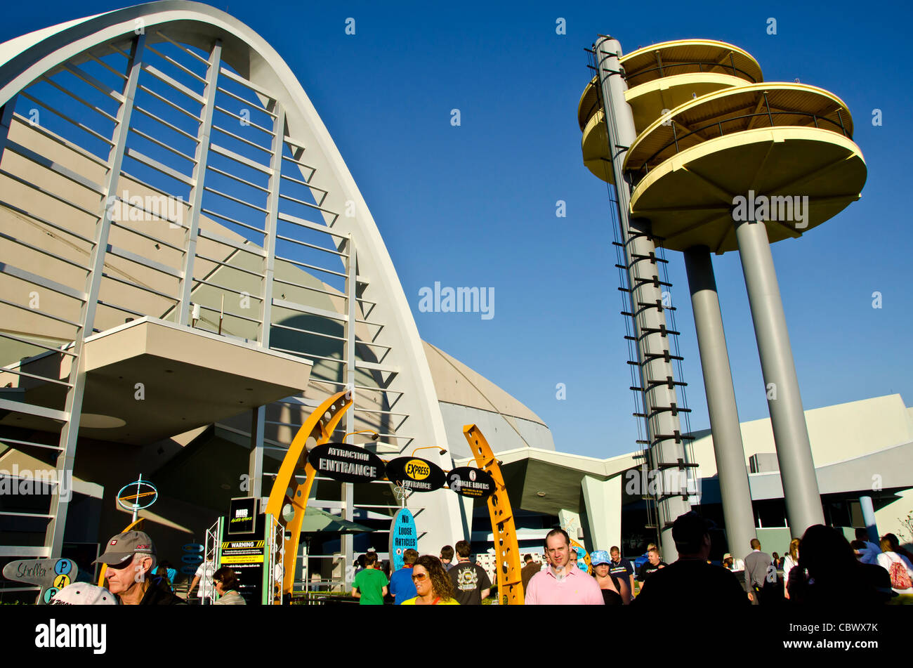 Men in Black Alien Attack Attraktion Exterieur und Touristen bei ...