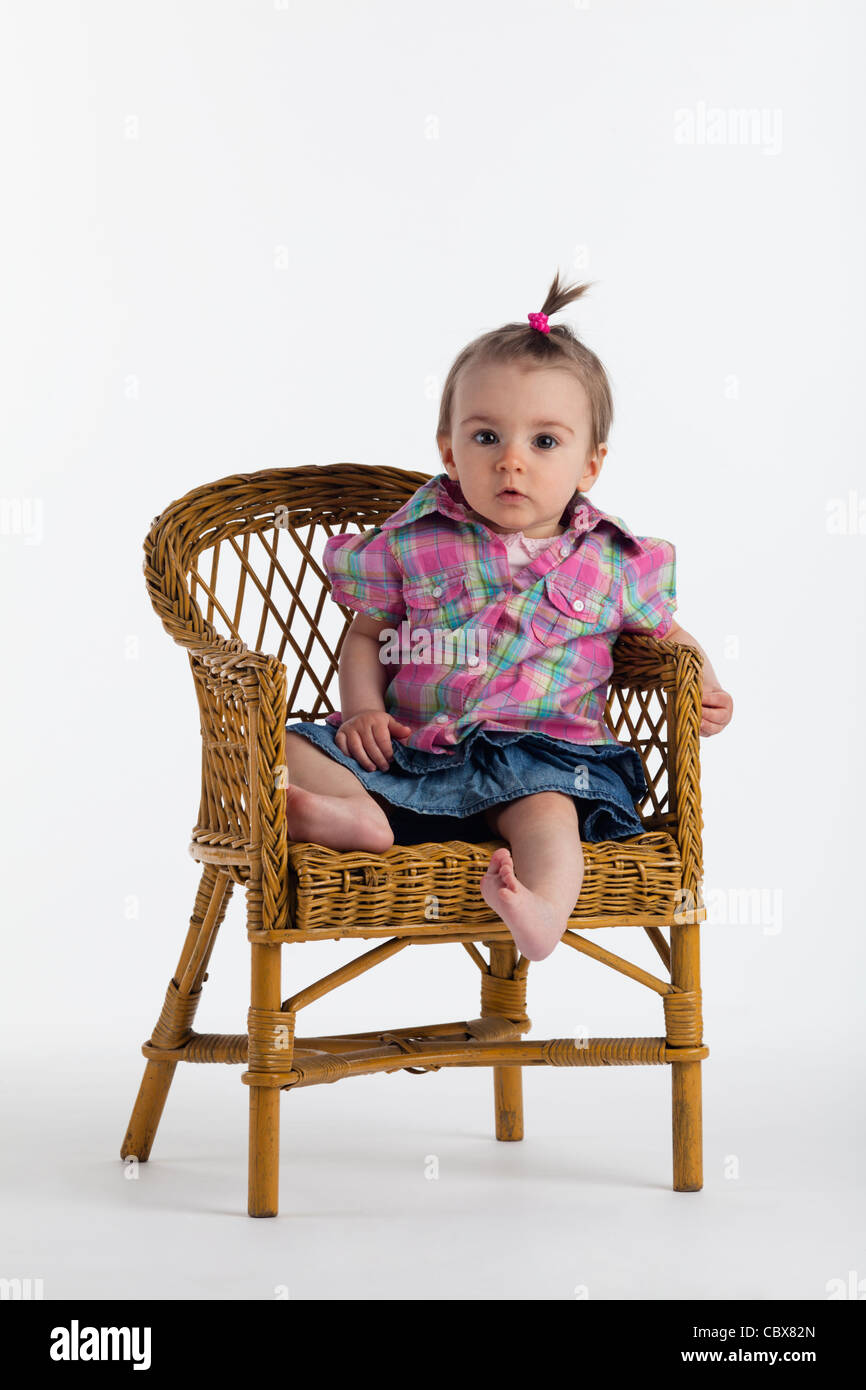 Mädchen einsam auf stuhl -Fotos und -Bildmaterial in hoher Auflösung ...
