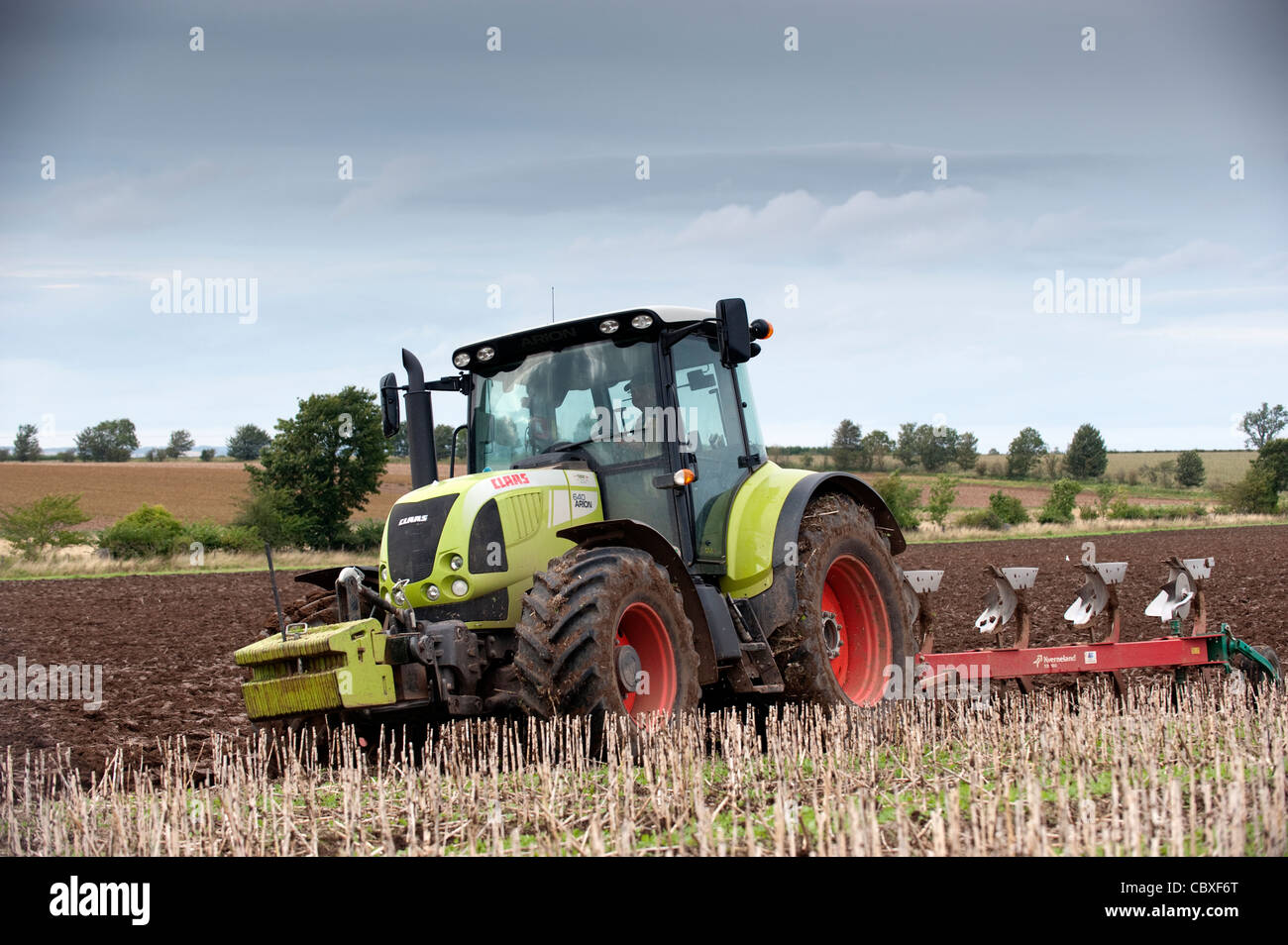 Traktor zieht einen pflug -Fotos und -Bildmaterial in hoher Auflösung ...