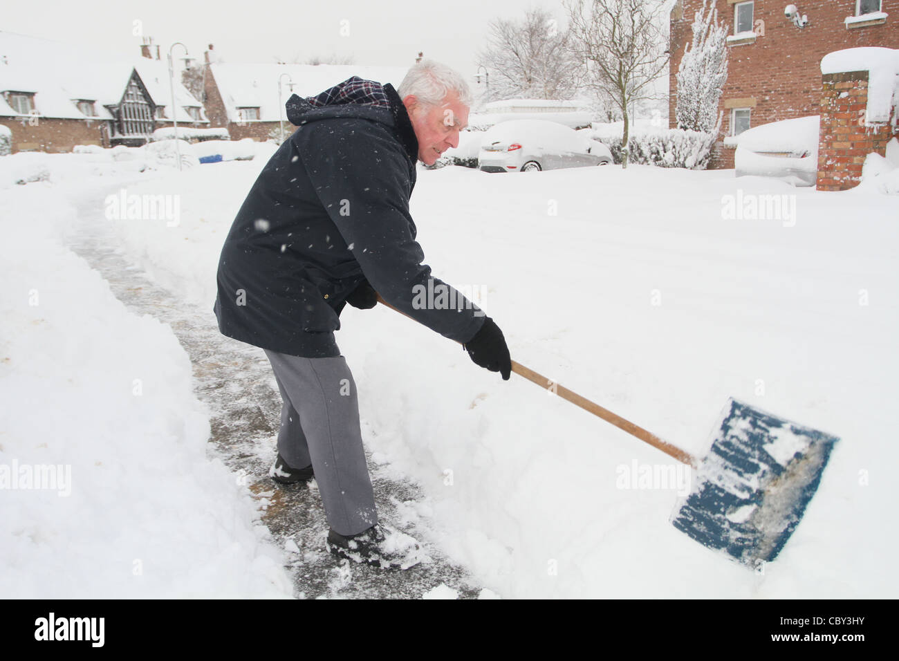 Mann mit schneescahufel Stockfotos und -bilder Kaufen - Alamy